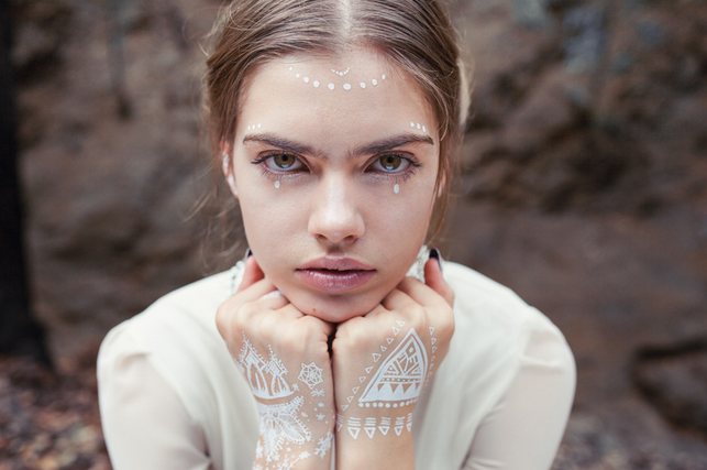 O nouă tendință beauty: tatuajele albe, în stilul sărbătorilor de iarnă ...