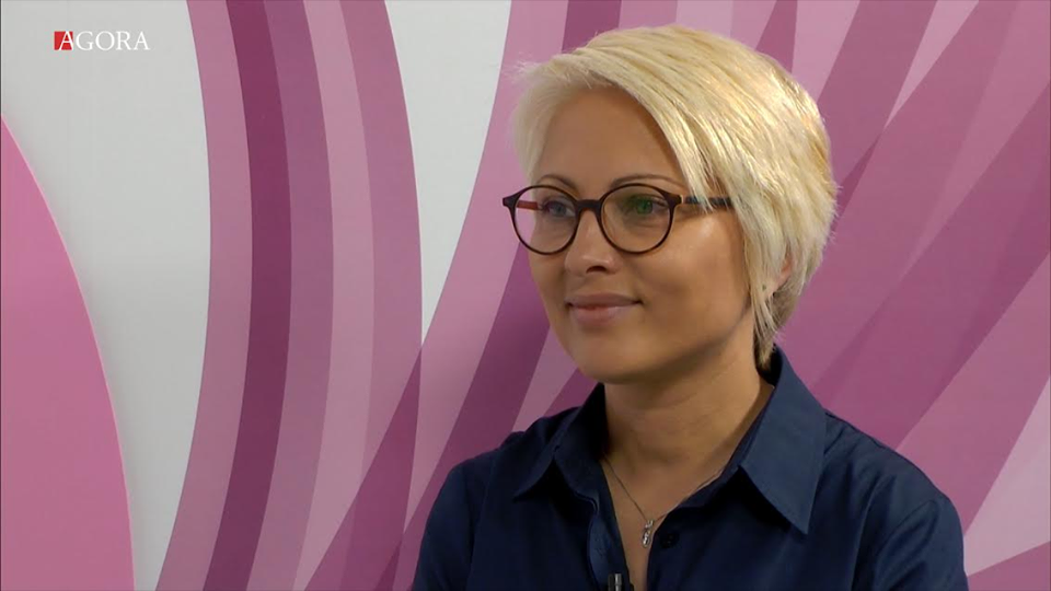 Angela Frolov: „Atunci când ții în secret orientarea ta sexuală poți ...