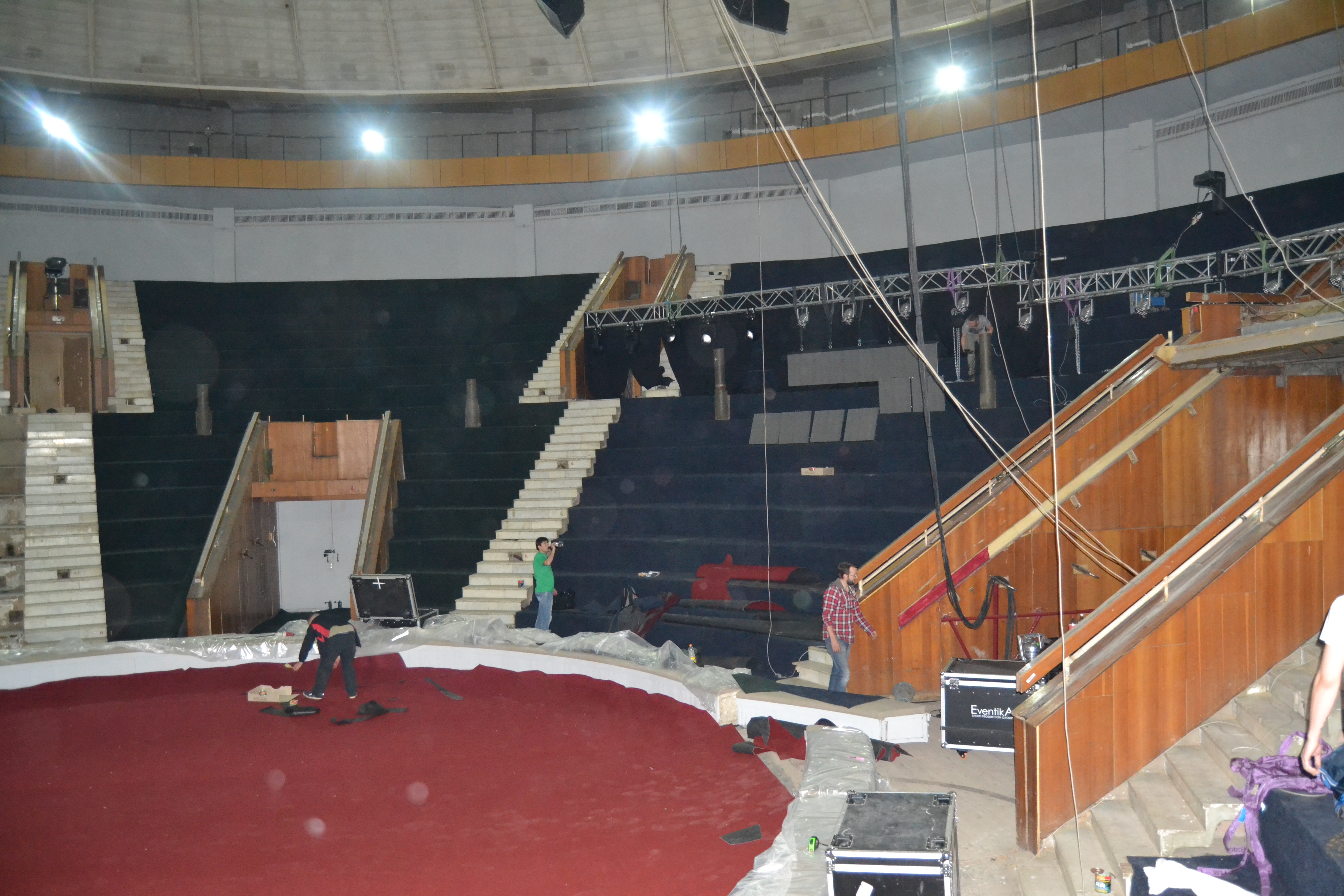 Arena mare a circului din Chișinău arată astăzi ca o sală modernă de ...