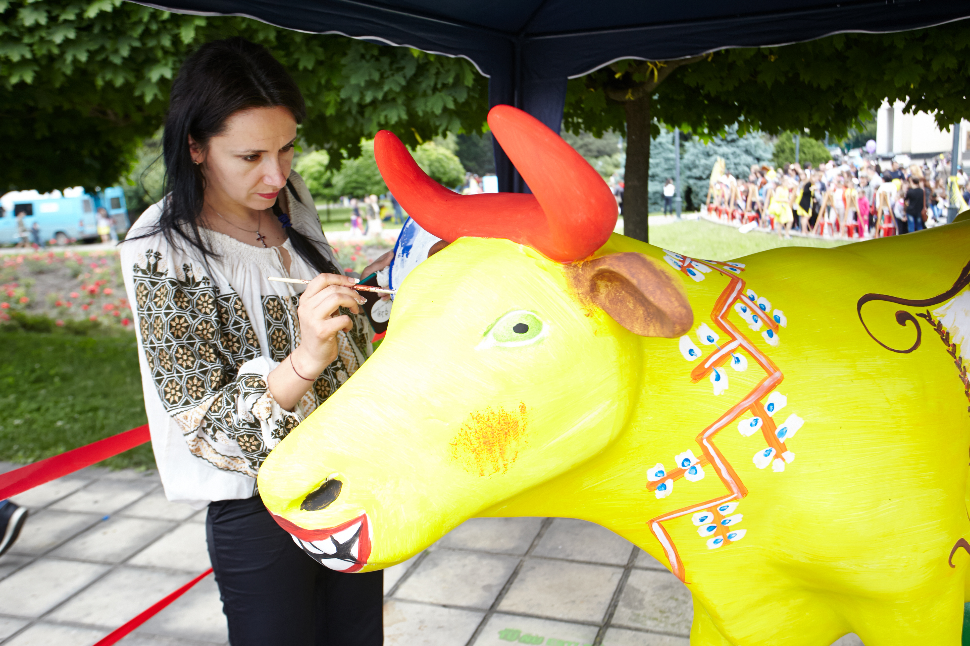 În Chișinău vor apărea 10 văcuțe pictate cu ornamente tradiționale ...