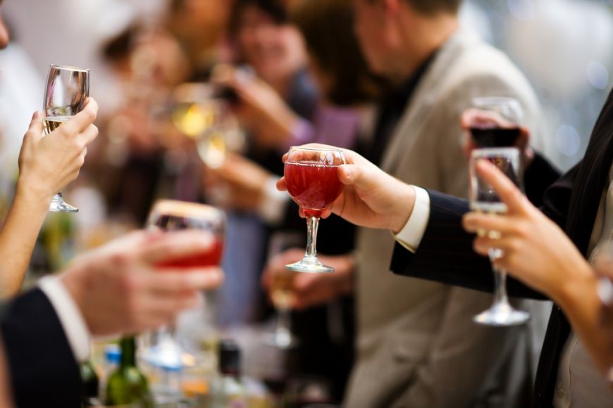 Plăcere sau otravă?! Află cât alcool să bei ca să îți facă bine - ea.md