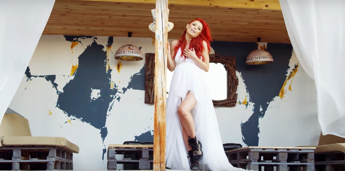 În ultimele zile de sarcină, Elena Gheorghe a lansat un featuring ...