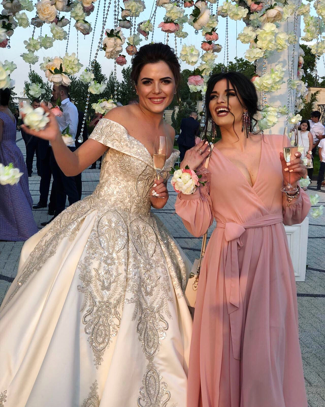 Cristina Croitoru, nașă mare! Artista a strălucit la nunta finilor săi ...