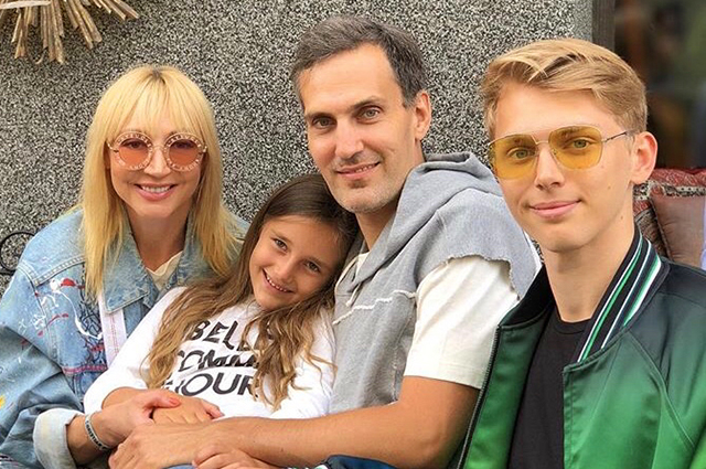 Kristina Orbakaite împreună cu soțul și copiii în vizită la Alla ...