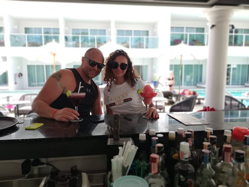 O tânără scriitoare de la noi a fost cerută în căsătorie în Thailanda ...