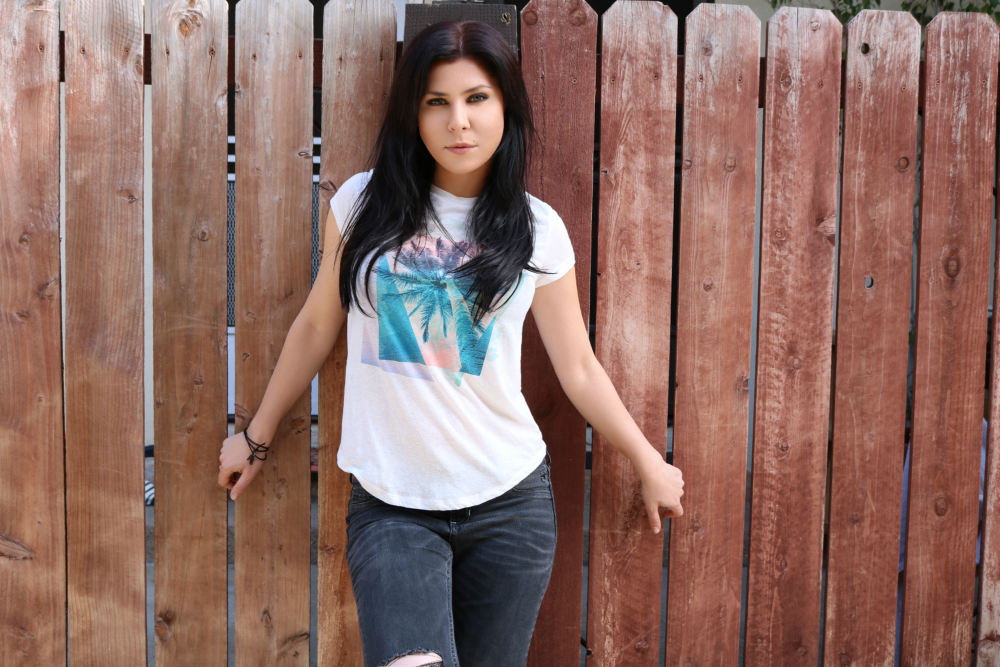 Basarabeanca stabilită în SUA, Angelica Vee, a lansat „My Vice” - o ...