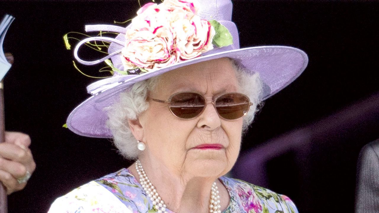 Știai că Regina Elisabeta a II-a are o dublură deja de 30 de ani ...