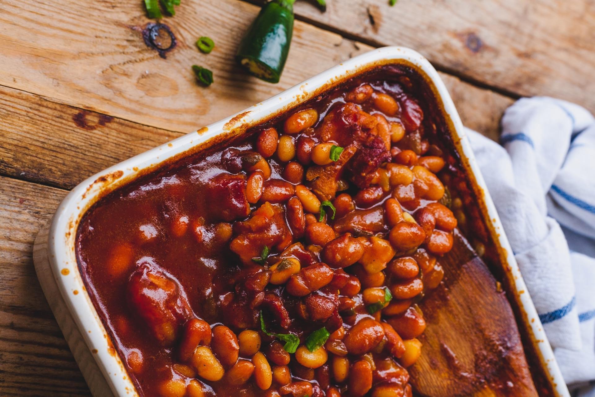 Fasole cu salam afumat în sos de roșii. Preparatul delicios pentru un ...