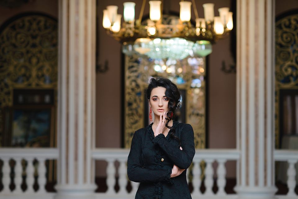 Interviu cu actrița Tinka Fox: „În teatru trebuie să știi cum să cazi ...