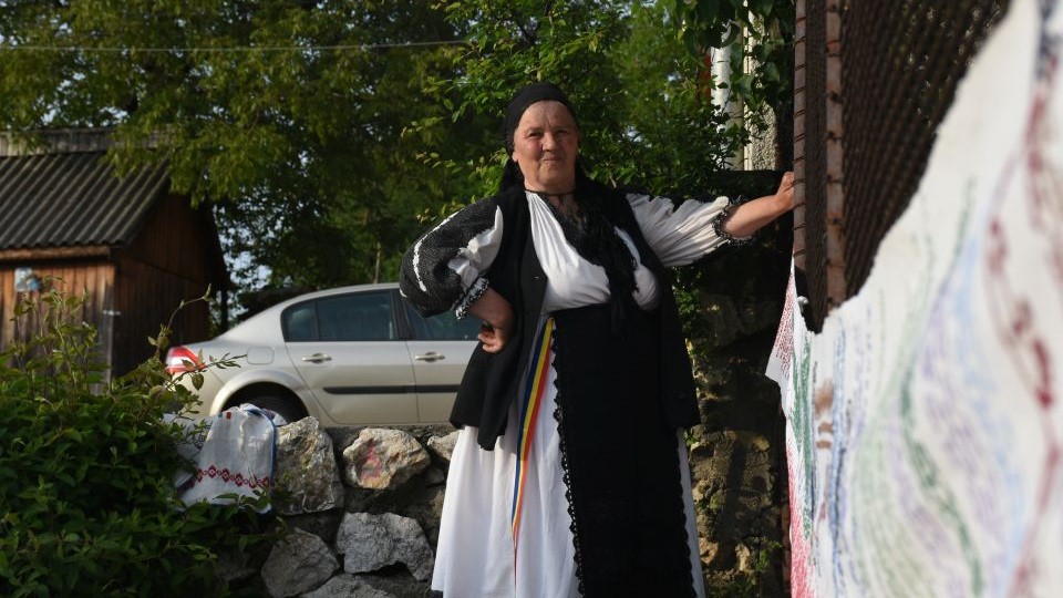 Maria Todor este femeia care a cusut „Luceafărul” pe o pânză de 7 metri ...