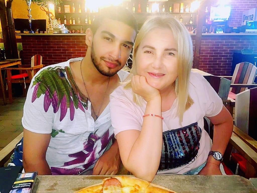 La numai 20 de ani, un artist din România și-a lansat propria biografie ...