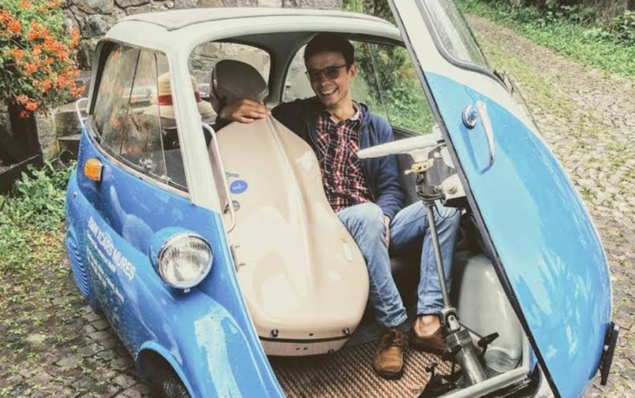 Și-a luat violoncelul și a pornit să cutreiere peisajul transilvănean ...