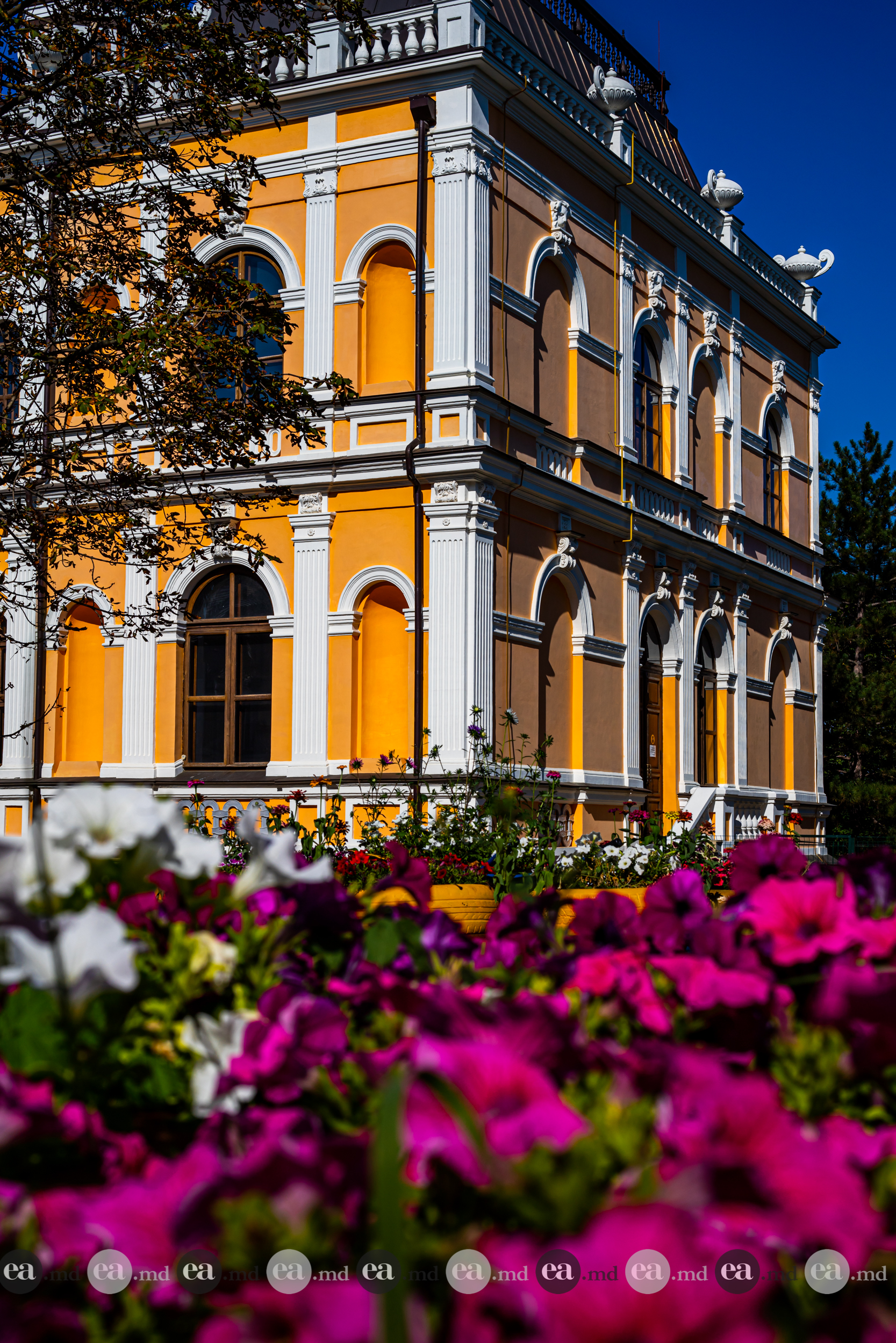 Conacul Manuc Bey - unul dintre cele mai frumoase puncte de atracție ...