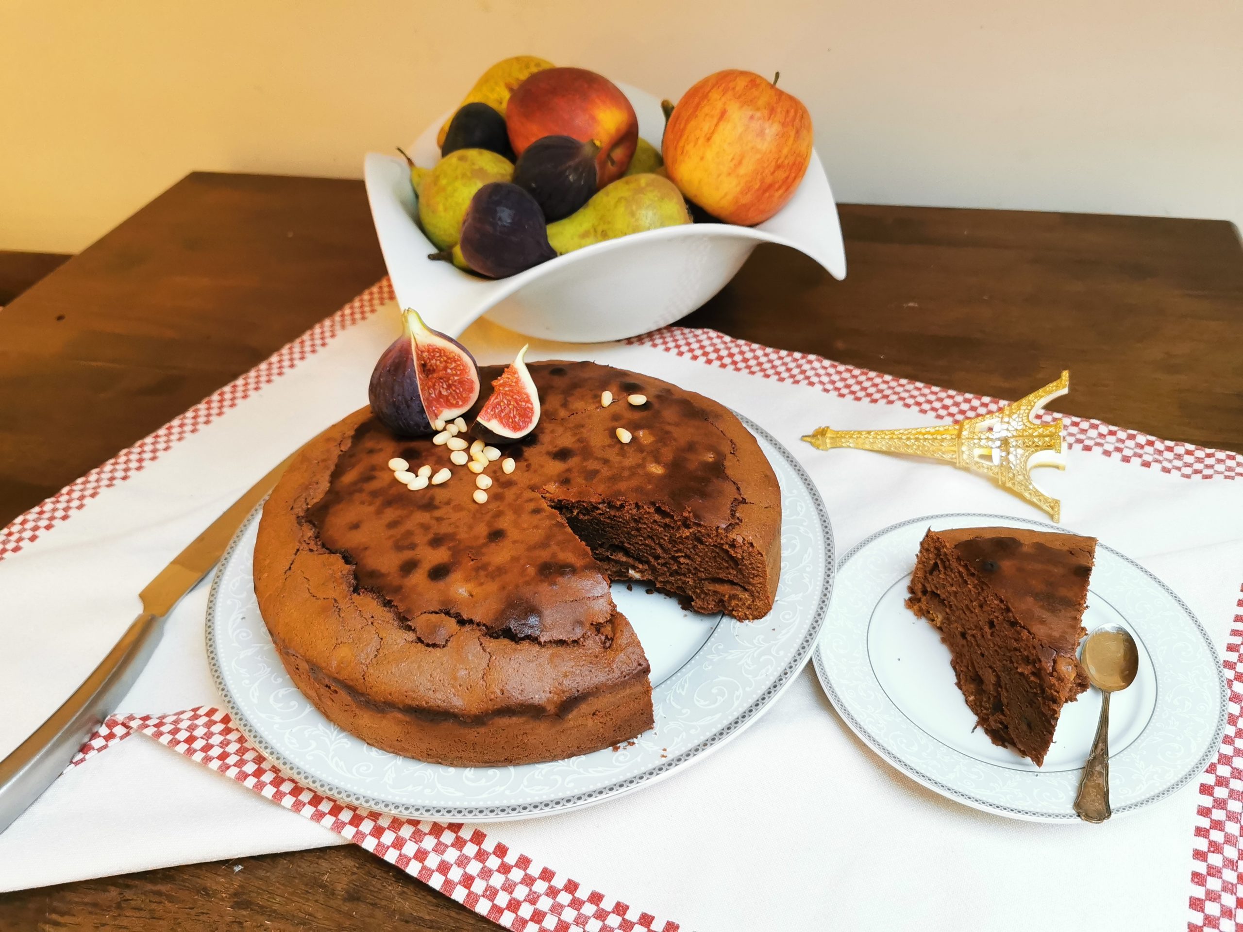 Desert franțuzesc: Gateau au chocolat sau tartă din ciocolată cu fructe ...