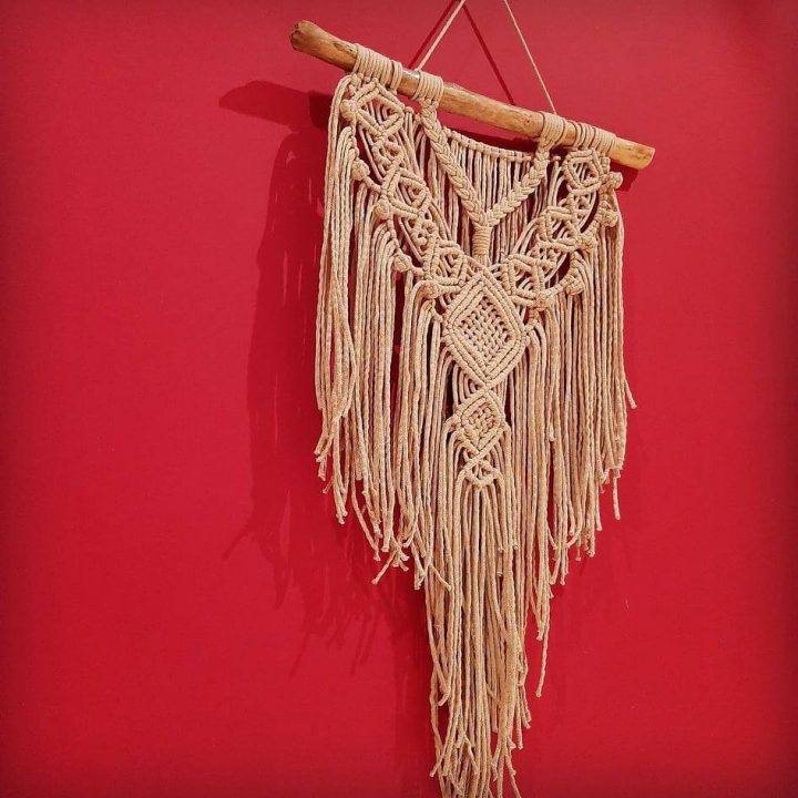 Din bucăți de lemn și noduri de ață creează obiecte de decor fascinante ...