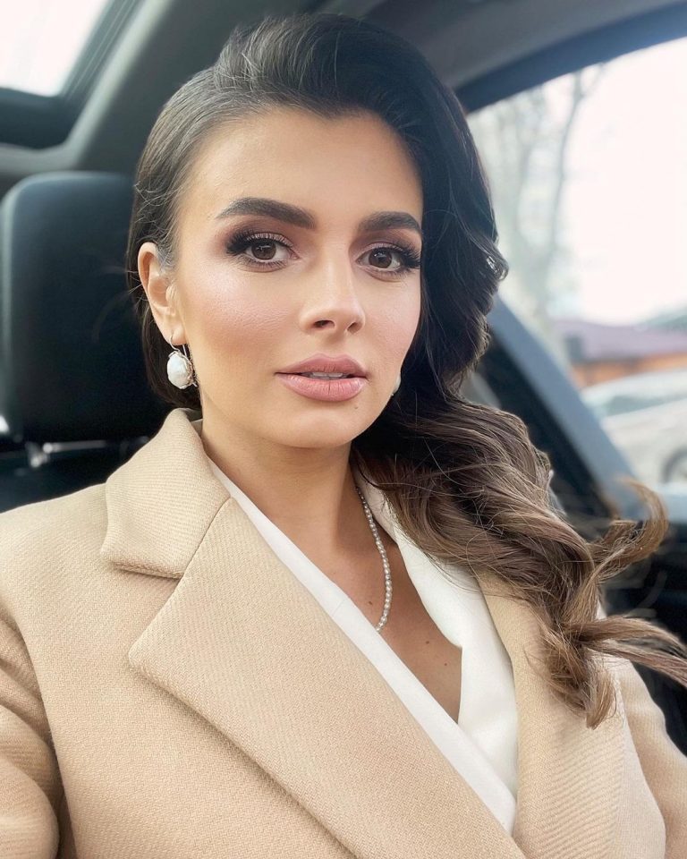 S-a măritat prezentatoarea Doina Chiorescu! Cum arată în rochie de ...