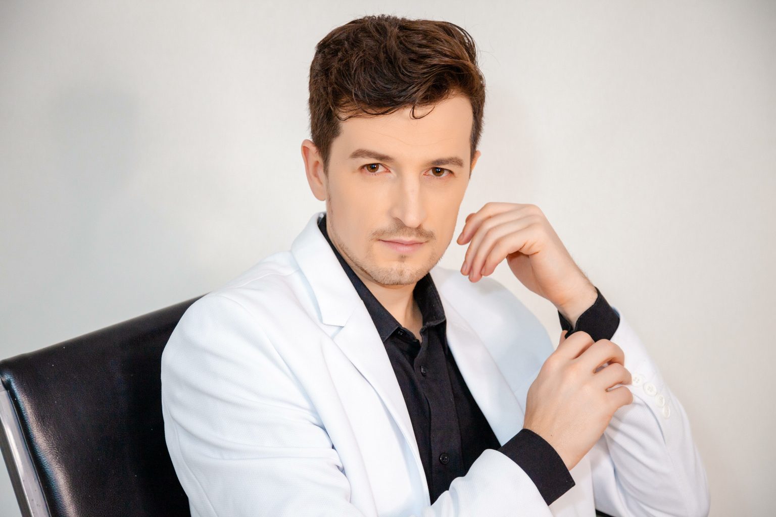 Radu Sîrbu ne surprinde cu o piesă romantică în engleză. Vezi cât de ...