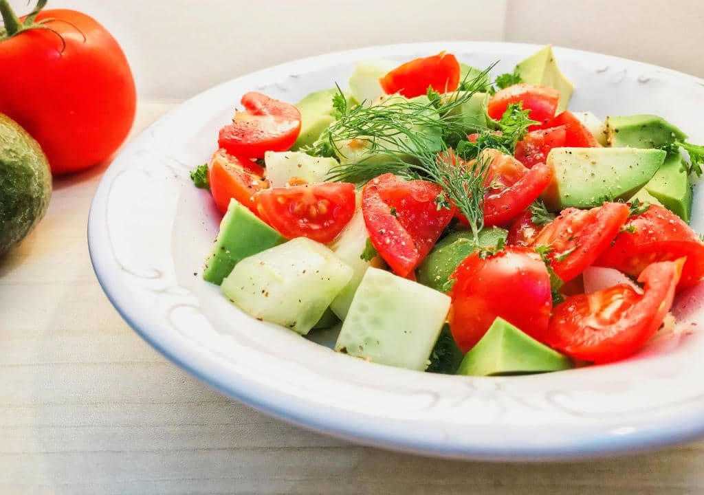 Salată de avocado cu roșii și castraveți - o gustare ușoară și de post ...