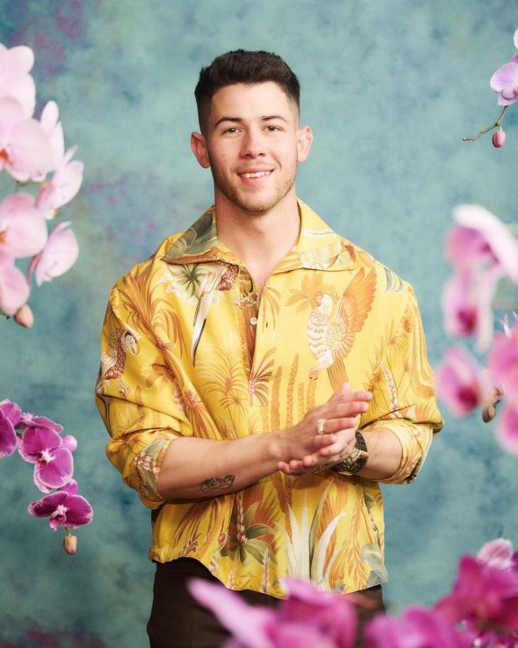 Cu limba neagră și decolteuri amețitoare. Așa s-au prezentat vedetele ...