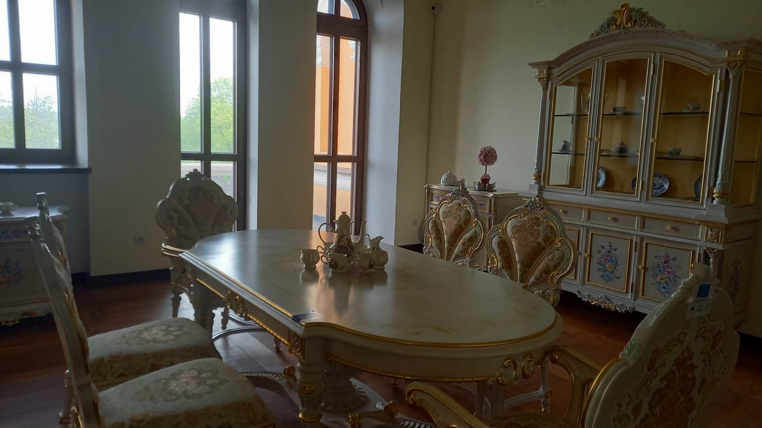 Fii turist la tine acasă! Istoria conacului Manuc Bey de la Hîncești ...