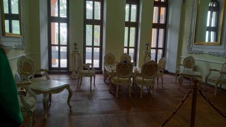 Fii turist la tine acasă! Istoria conacului Manuc Bey de la Hîncești ...