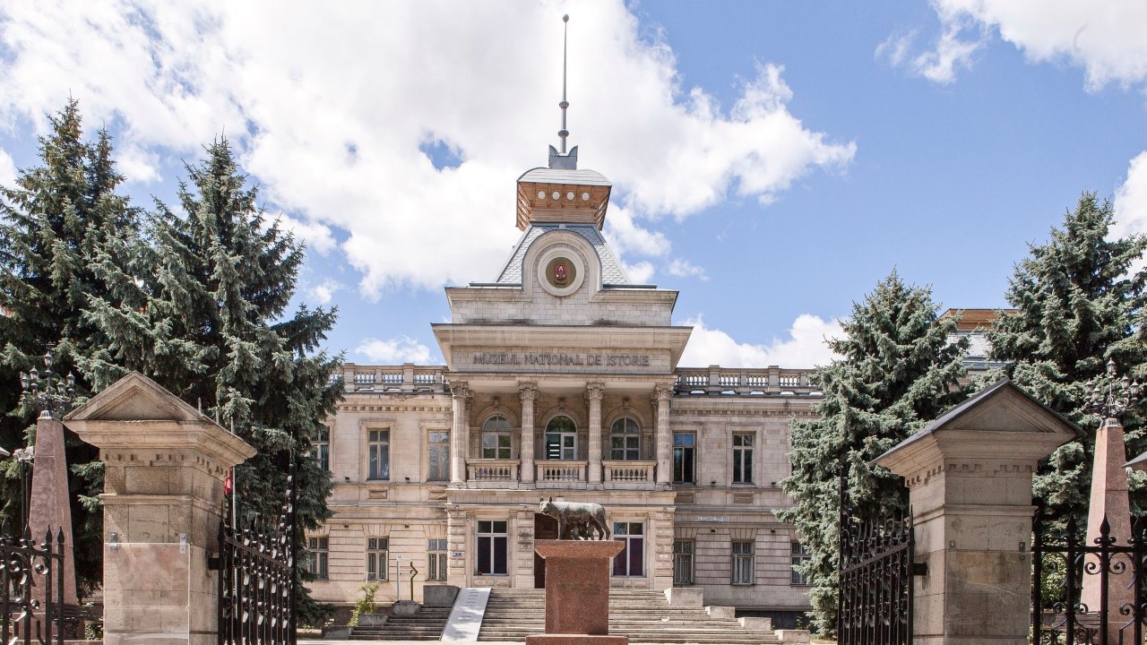 Expoziție tematică „Modă și stil de viață în secolul XX” la Muzeul ...