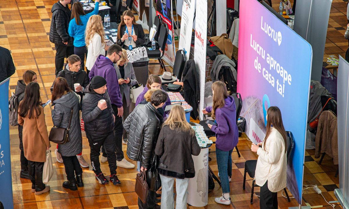 Salariu mare și un loc de muncă aproape de casă. Ce-și mai doresc ...