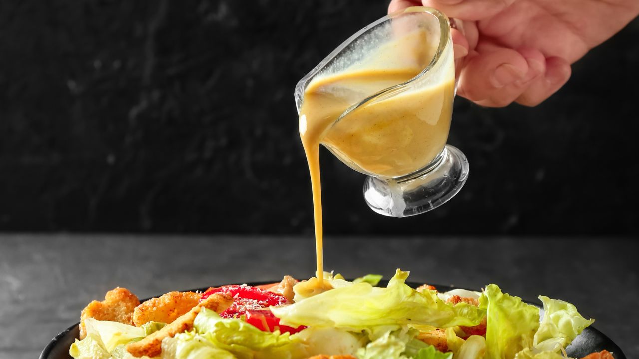Nu mai știi ce să pui în salată? Încearcă acest sos Caesar aromat și ...