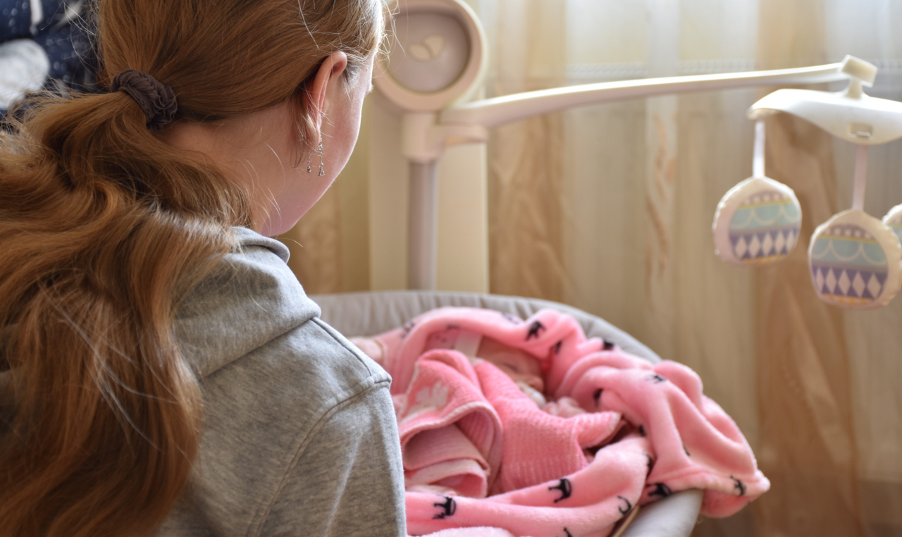 A fi mamă la 16 ani: „Este o povară enormă să ai un copil, atunci când ...