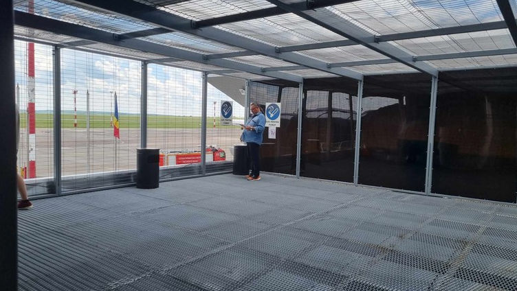 Un spațiu pentru fumat a fost amenajat în incinta Aeroportului Chișinău ...