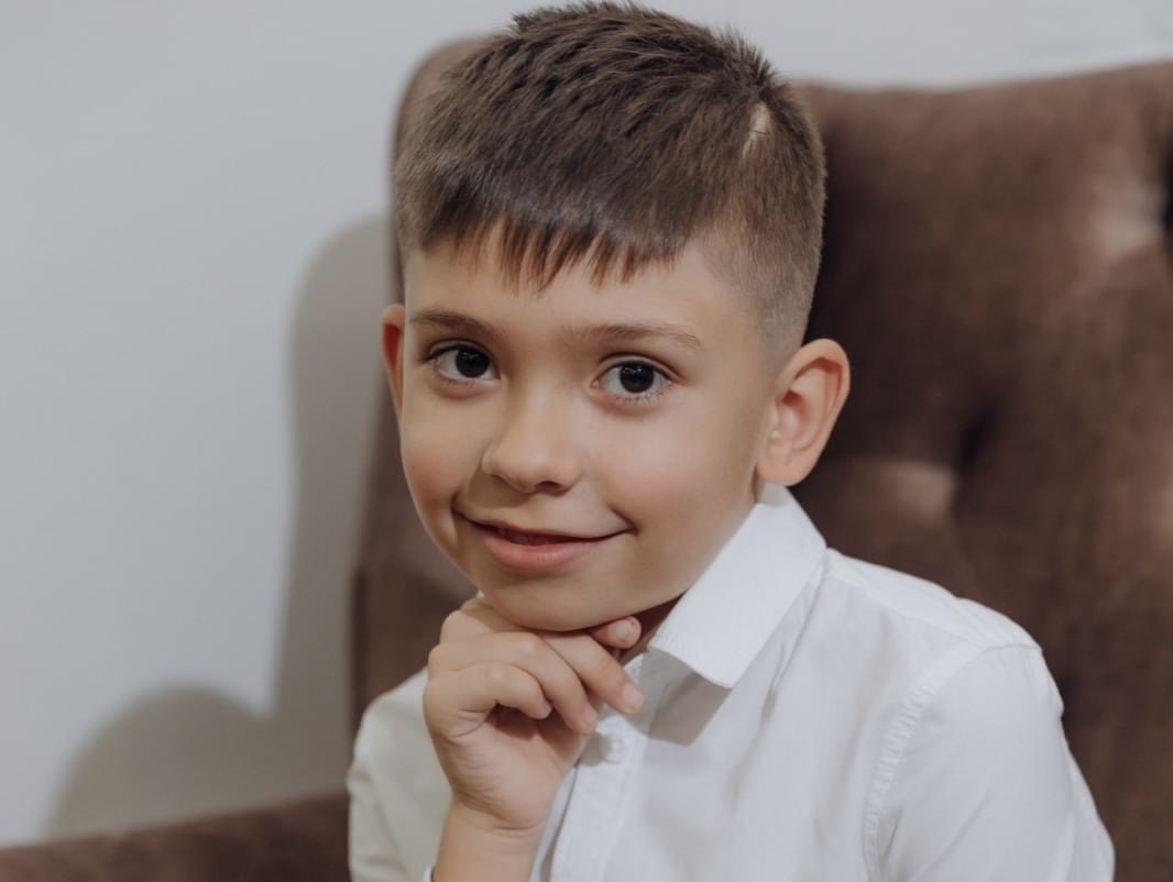 (Foto/video) Un model de doar 11 ani din Moldova, pe podiumul Emporio Armani! Cunoaște-l pe Vlad ...