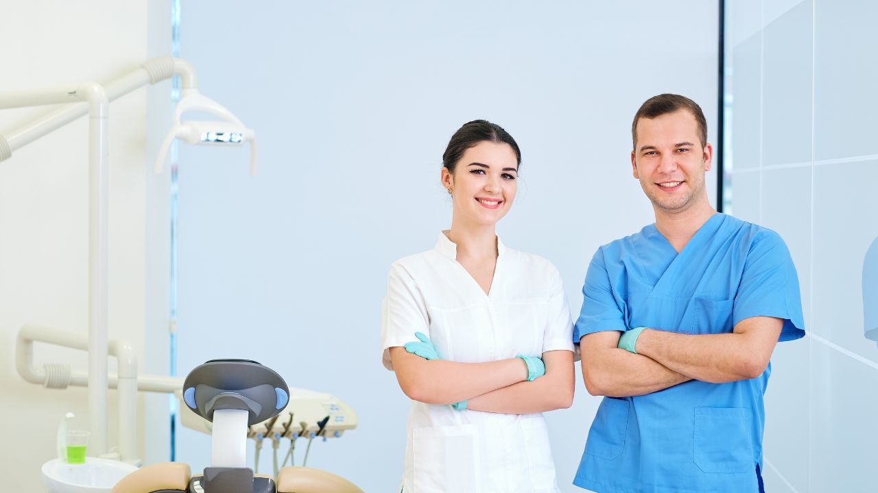 Vrei o carieră stabilă? Iată de ce să fii asistent medical în ...