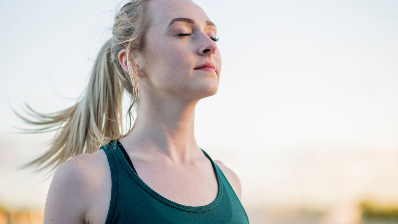 Te simți copleșit(ă) de gânduri negative? Iată 10 metode eficiente să ...